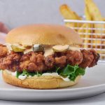 Crispy chicken burger - Opskrift på burger med sprød kylling