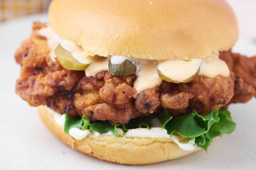 Crispy chicken burger - Opskrift på burger med sprød kylling