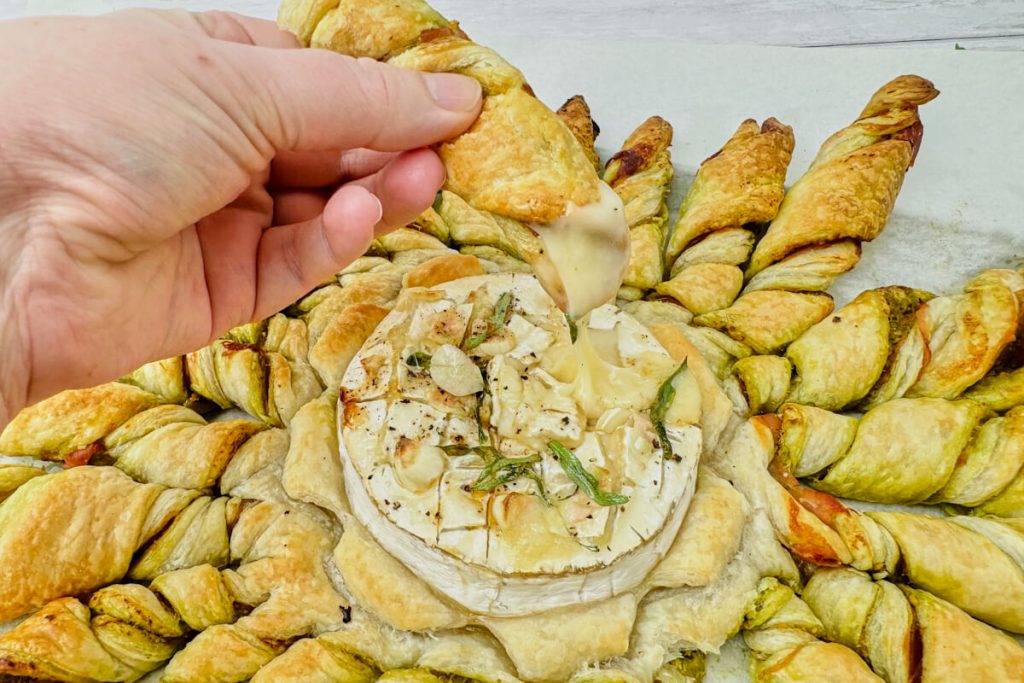 Butterdejsstænger med bagt brie - Nem snack eller forret