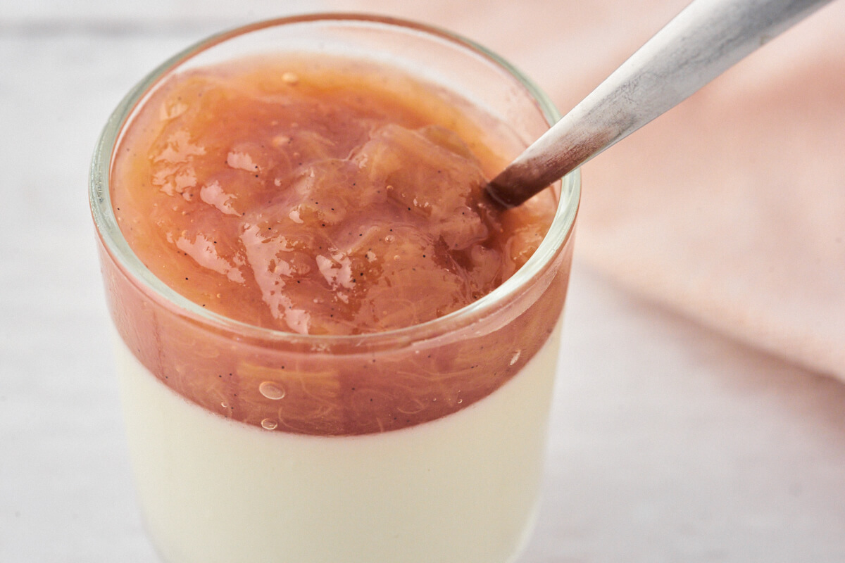 Panna cotta med rabarberkompot - Opskrift på rabarberdessert