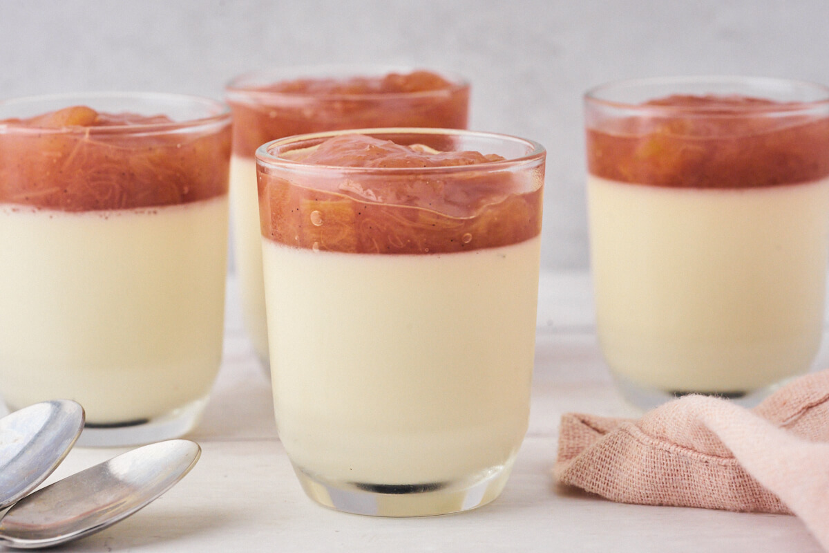 Panna cotta med rabarberkompot - Opskrift på rabarberdessert