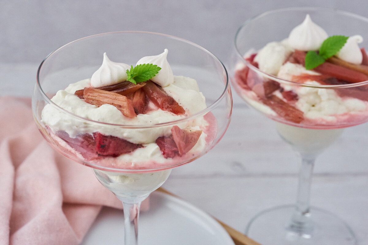 Eton mess med rabarber - Nem opskrift med bagte rabarber