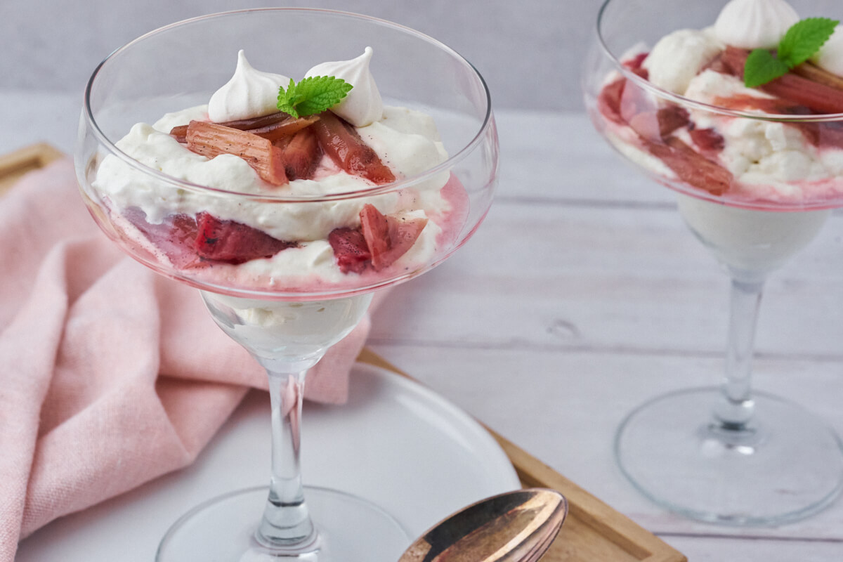 Eton mess med rabarber - Nem opskrift med bagte rabarber