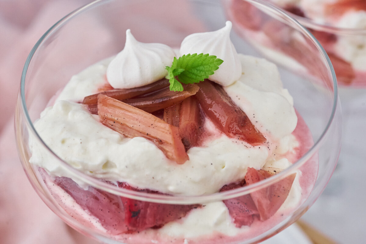 Eton mess med rabarber - Nem opskrift med bagte rabarber