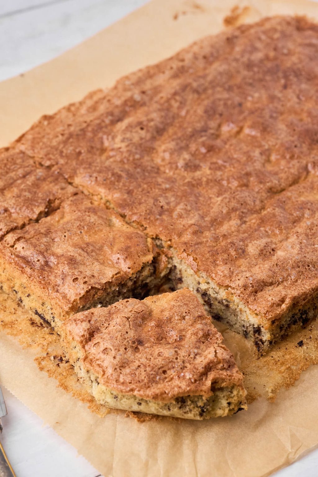 Banankage med chokoladestykker - Opskrift på nem svampet kage