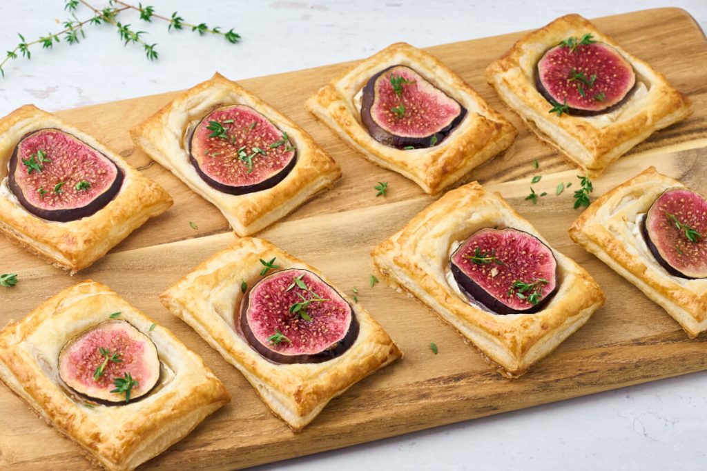 Små butterdejstærter med figner og gedeost - Nem opskrift