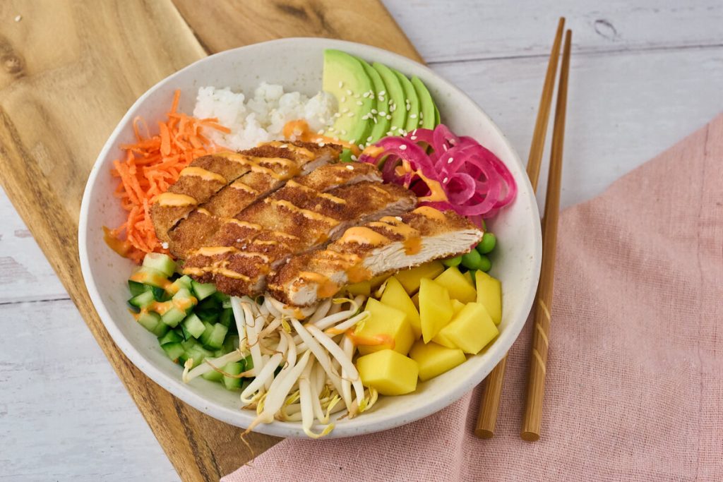 Poke bowl med sprød kylling - Nem og lækker aftensmad