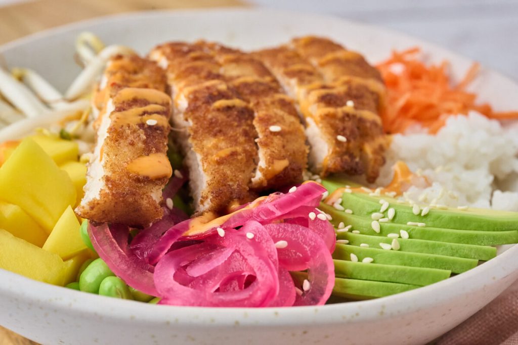 Poke bowl med sprød kylling - Nem og lækker aftensmad