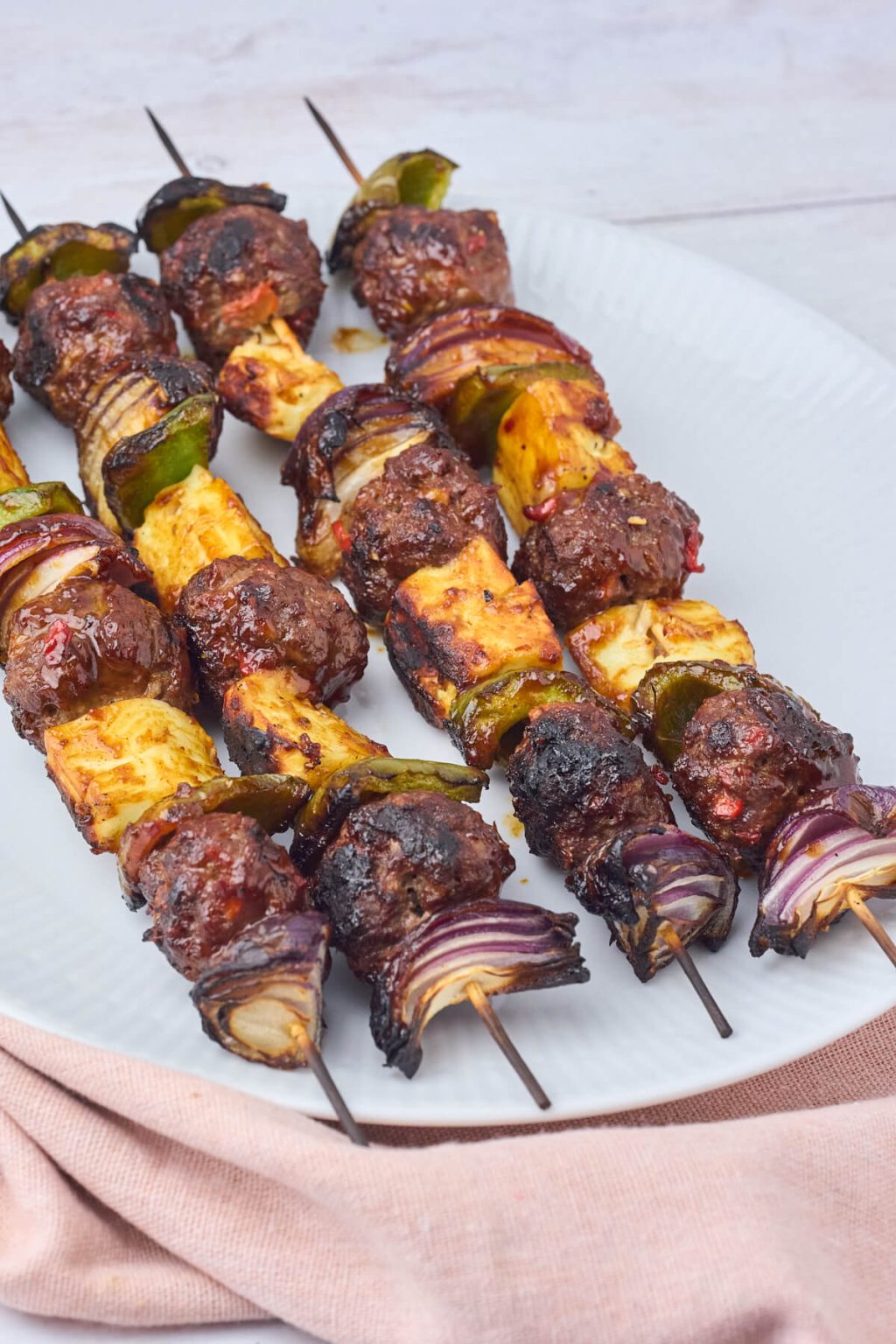 Grillspyd med kødboller, grillost og rødløg - Opskrift på grillmad
