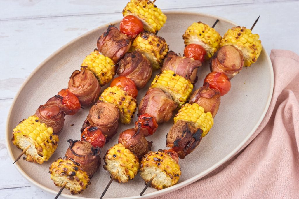 Grillspyd med pølser, bacon og majs - Nem familievenlig grillmad